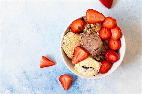 신선한 딸기가 담긴 흰 그릇에 초콜릿과 바닐라 아이스크림 밝은 파란색 배경입니다 평면도 복사 공간 0명에 대한 스톡 사진 및 기타 이미지 Istock