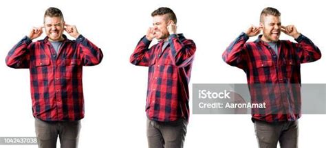 성가신 시끄러운 소음을 무시 하 고 귀를 덮고 청각 소리를 피하기 위해 귀 플러그 시끄러운 음악 문제입니다 가리기에 대한 스톡 사진 및 기타 이미지 Istock