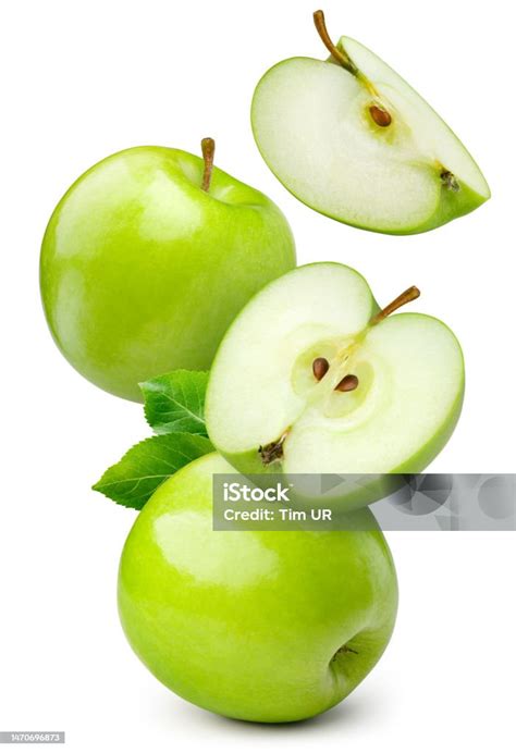 녹색 사과 격리 전체 절반 및 사과 슬라이스가 흰색 배경에 날아갑니다 잎이있는 녹색 사과가 떨어지고 있습니다 전체 피사계 심도 사과에 대한 스톡 사진 및 기타 이미지