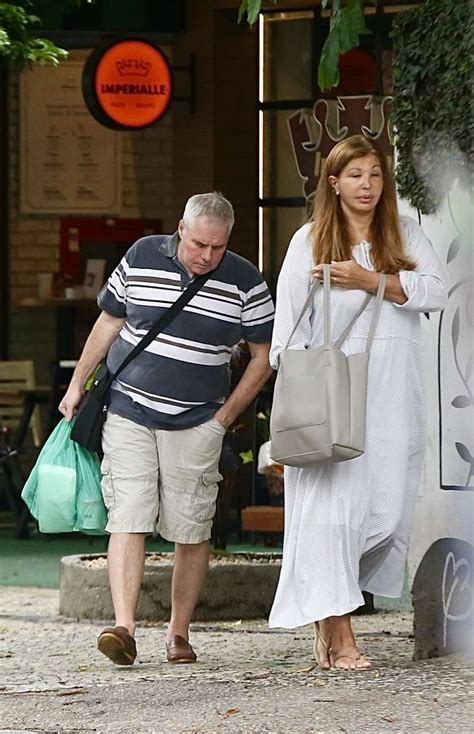 Roberta Close Faz Aparição Rara Com O Marido Suíço Em Visita Ao Brasil
