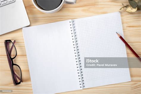텍스트와 디자인을 배치하기위한 연필과 빈 태블릿 화면상단 보기 작업 공간 메모장 탑 뷰 오피스 데스크 모형 노트북에 대한 스톡 사진 및 기타 이미지 Istock