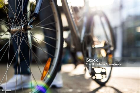 거리에서 자전거를 타고 있는 알아볼 수 없는 사업가 일하러 가는 동안 자전거를 밀며 거리를 걷는 남자의 낮은 각도 보기 두발자전거에 대한 스톡 사진 및 기타 이미지 Istock