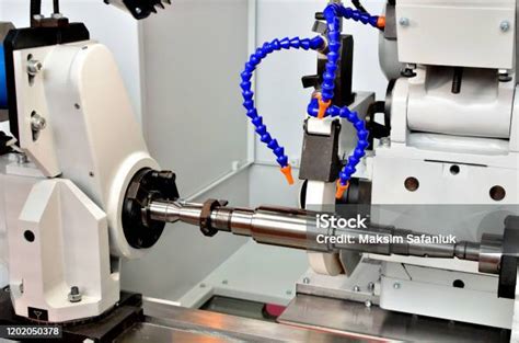 Cnc 범용 원통형 연삭기 Cnc 장치에 대한 스톡 사진 및 기타 이미지 Cnc 장치 개체 그룹 공장 산업 건물 Istock