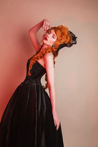 고딕 카니발 의류입니다 젊은 춤 빨강 머리 여왕 헤어스타일 붉은 머리를 가진 공주입니다 창백한 피부와 뱀파이어입니다 카니발 파티의 신비로운 상에 고딕 드레스에서 춤 여왕