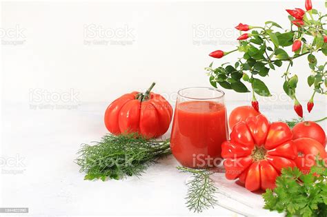 밝은 햇볕이 잘 드는 테이블에 토마토 주스와 재료 해독 다이어트와 체중 감량 개념 자연 영양 건강 하 고 건강에 좋은 음식 여름 음료 비타민 C 개념에 대한 스톡 사진 및