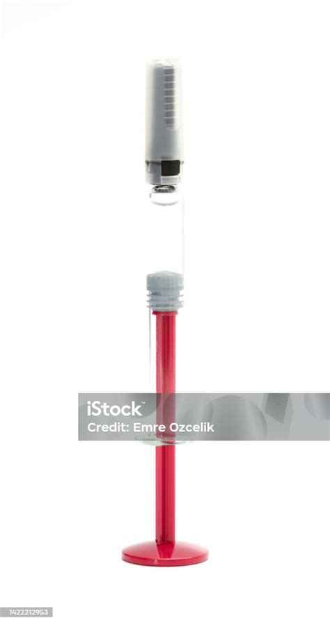 액체 1 Ml의 의료용 주사기 흰색 배경에 고립 된 뚜껑이있는 빨간색 의료용 주사기 0명에 대한 스톡 사진 및 기타 이미지 0명 건강관리와 의술 빨강 Istock