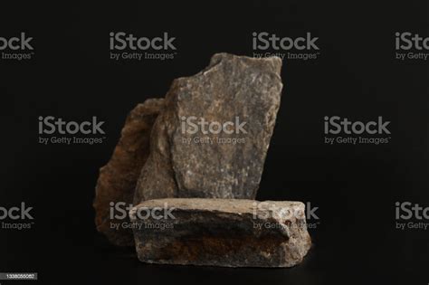 검은 색 배경에 바위 연단 제품 화장품 프리젠 테이션을위한 돌 포드 창조적 인 조롱 미용 제품을 위한 받침대 또는 플랫폼 0명에 대한 스톡 사진 및 기타 이미지 Istock
