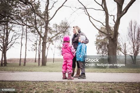 혼합 된 레이스 가족 자식 형제입니다 형제 자매와 백인 어머니 야외 3 명에 대한 스톡 사진 및 기타 이미지 3 명 4 5세 6 7 살 Istock