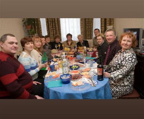 Создать мем "мем застолье с родственниками, застолья, праздничное ...
