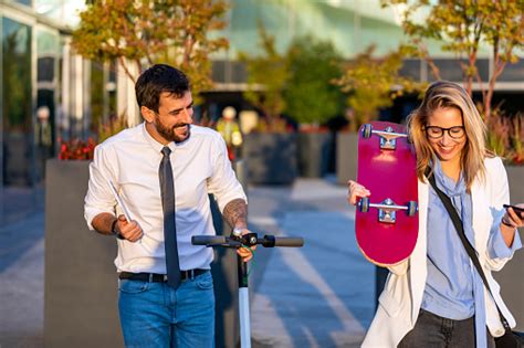 도시 산책에서 스케이트 보드와 전기 스쿠터와 사랑스러운 젊은 비즈니스 커플 도시 거리의 비즈니스 스토리 20 24세에 대한 스톡 사진 및 기타 이미지 Istock