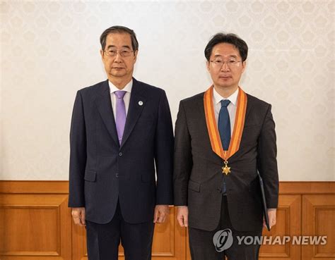 정부 업무평가 유공자에게 훈장 수여하는 한덕수 국무총리 연합뉴스