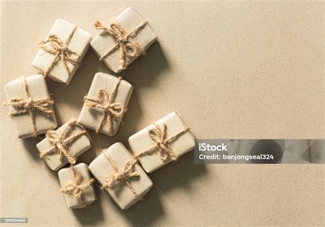 갈색 선물 상자 연예인 개념 마른 꽃 포장 도구 나무 배경에 종이로 장식 된 수제 선물 상자로 설정합니다 공간을 복사합니다 위쪽 보기 하이 앵글에 대한 스톡 사진 및 기타