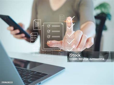 빠른 체크리스트 및 클립보드 관리 개념 여성 실무 체크리스트 설문지 평가 양식 노트북 성능 확인 및 온라인 설문 조사 작성