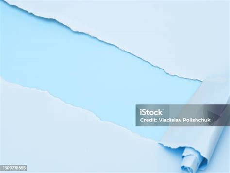 찢어진 파란색 종이 시트 아래 파란색 시트 텍스트공간을 복사합니다 빈 템플릿입니다 잘려지거나 찢어진 종이에 대한 스톡 사진 및 기타 이미지 잘려지거나 찢어진 종이 다중