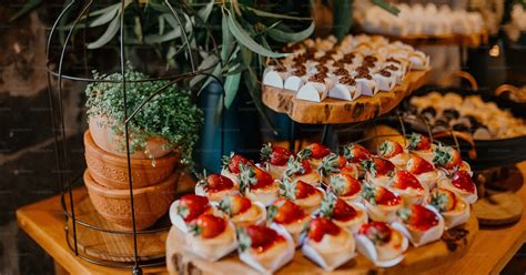 테이블 위에는 다양한 디저트가 진열되어 있습니다 사진 Unsplash의 뷔페 이미지