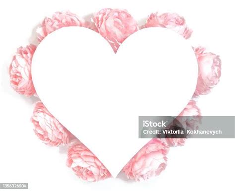 흰색 배경에 마음의 형태로 분홍색 꽃에서 꽃 구성 봄 여름 템플릿 프로젝트 0명에 대한 스톡 사진 및 기타 이미지 0명 개념 공휴일 Istock