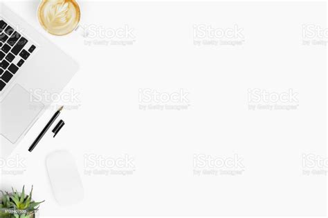 컴퓨터 가제트 커피 한잔 및 기타 사무 용품이 있는 흰색 사무실 책상 테이블 복사 공간 플랫 레이와 평면도 커피 마실 것에 대한