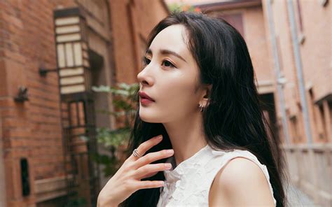 杨幂优雅大方写真，性感中透出的几分清冷！ 搜狐大视野 搜狐新闻