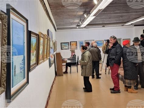 Смолянски художници представиха коледна и новогодишна изложба Утро