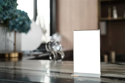 메뉴는 텍스트 마케팅 프로모션을 위해 비어 있습니다 텍스트를 위해 레스토랑 공간의 나무 테이블에 서 있는 메뉴 프레임 표지판에 대한 스톡 사진 및 기타 이미지 Istock