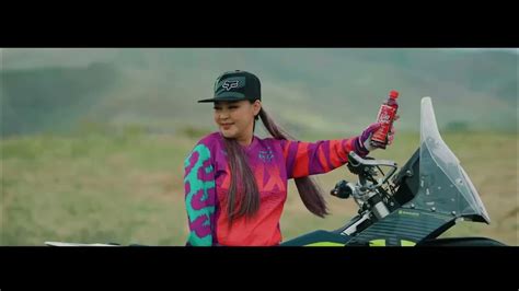 Гэр бүлийн доторх инээд хайр дэмжлэг биднийг илүү сайхан ирээдүй рүү хөтөлж байна Бид хамтдаа