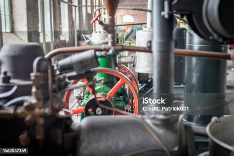 오래된 공장 내부의 구식 기계 산업용 엔진 파이프 기어 및 밸브 및 기타 부품 0명에 대한 스톡 사진 및 기타 이미지 0명 강철 고풍스런 Istock