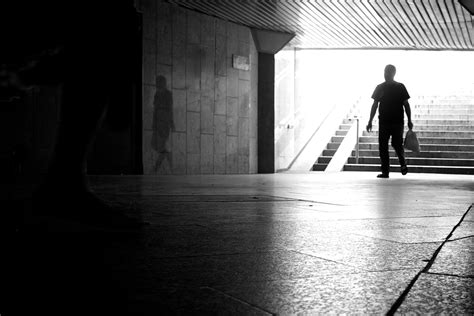 무료 이미지 빛 검정색과 흰색 사람들 화이트 사진술 터널 어두운 그림자 어둠 검은 단색화 가로 사진 올림포스 산 스냅 사진 모양