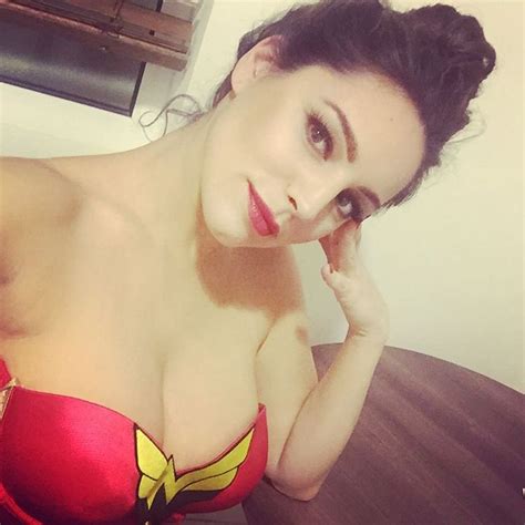 Kelly Brook Cleavage 4 Photos Thefappening