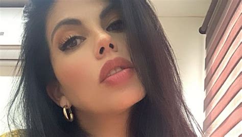 Video África Zavala Cautiva A Sus Fans Con Moderno Vestido Blanco
