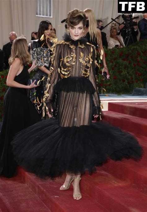 Louisa Jacobson Flashes Her Nude Tits At The 2022 Met Gala In Nyc 22