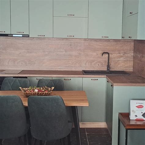 Предложение за ъглова кухня в приятно съчетание от цветове дървесен мотив на гръб и плот в