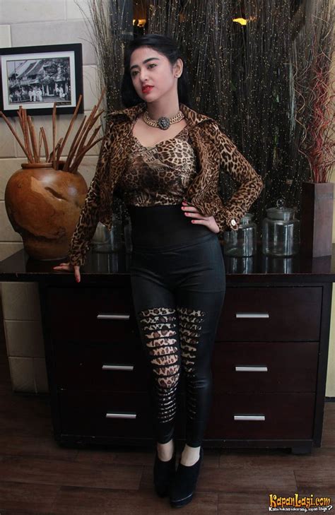 GAYA SEKSI DEWI PERSIK DALAM KOSTUM MOTIF MACAN KapanLagi Com