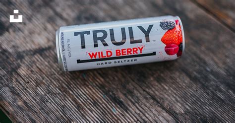 흰색과 빨간색 라벨이 붙은 캔 사진 Unsplash의 무료 깡통 이미지