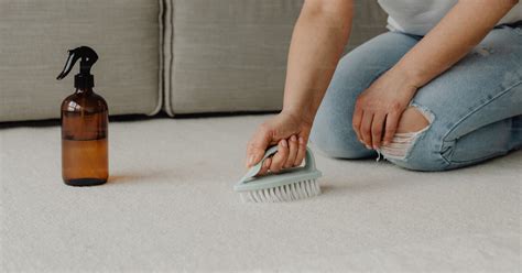 여자가 브러시로 바닥을 청소하고 있다 사진 Unsplash의 정리 이미지