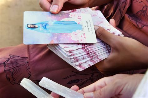 6 Differences Between Tarot And Oracle Cards LeadByStars