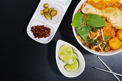 태국 치킨 국수는 가장 유명한 국수 수프 또는 과이 티우 카이 조림 닭고기와 고기 공을 곁들인 톰 얌 국수 수프 아시아의 삶은 고기 태국 길거리 음식입니다 음식에 대한 스톡