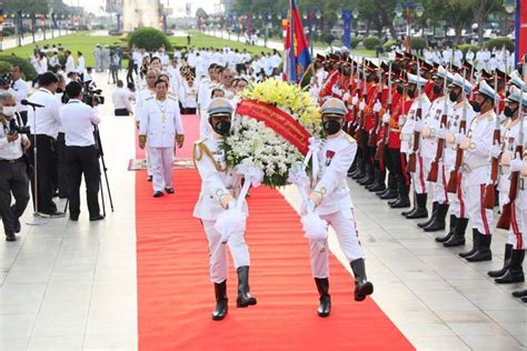 លោកស្រីកិត្តិសង្គហបណ្ឌិត ម៉ែន សំអន ដឹកនាំគណៈប្រតិភូក្រសួង គោរពព្រះវិញ្ញាណក្ខន្ធ «ព្រះបរមរតនកោដ្ឋ