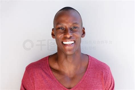 黑人背景 特写有吸引力的黑人在白色背景下微笑 模板免费下载 格式 626像素 编号68112000 千图网