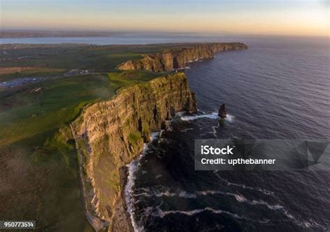 카운티 클레어에 Moher 아일랜드 절벽의 아름 다운 경치 공중 무인 항공기 보기 Moher의 절벽 위에 일몰입니다 야생 대서양 길 따라 장엄한 아일랜드어 시골 시골 풍경