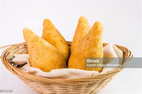 브라질의 Coxinha로 알려진 전통 간식 인 치킨 콕 시냐 바구니에 담겨 제공됩니다 흰색 배경입니다 선택적 초점 0명에 대한 스톡 사진 및 기타 이미지 Istock
