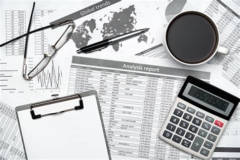 사무실 직원의 책상 의 최고 보기 재무 보고서 분석 및 회계 테이블 및 그래프 부기용 다양한 사무실 항목작업 0명에 대한 스톡 사진 및 기타 이미지 Istock