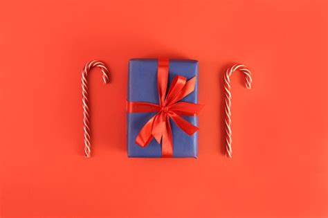 손은 빨간색 배경에 장식크리스마스 선물을 개최합니다 컨셉 홀리데이 분위기 새해 축하 인사말 카드 플랫레이 상단 보기 프레임 카피 스페이스 패턴 0명에 대한 스톡 사진 및