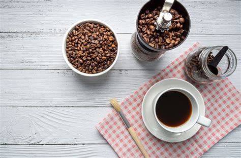 그릇 분쇄기 갈은 커피와 커피 컵에 아라비카 커피 콩 세트는 스코틀랜드 패턴에 맨 위 보기입니다 복사 공간을 복사합니다 음식과 음료 개념 갈색에 대한 스톡 사진 및 기타