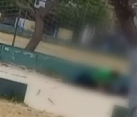 Casal Flagrado Fazendo Sexo Em Meio De Pra A P Blica E Com Pessoas Passando Na Grande