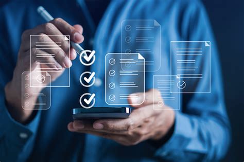 문서 관리 검사 시스템 온라인 문서 데이터베이스 및 프로세스 관리 파일 돋보기 확인 및 문서 폴더에 대한 초점 문서 기업 비즈니스 기술 개념입니다 가상현실에 대한 스톡 사진