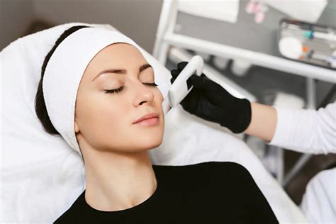 초음파 스크러버와 미용사 의사의 얼굴 초음파 청소 절차를 수행 미용 클리닉 환자 헬스케어 클리닉 미용학 껍질에 대한 스톡 사진 및 기타 이미지 Istock