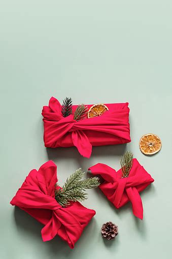 직물로 싸인 크리스마스 선물 후로시키 스타일을 포장하는 전통적인 일본 선물 제로 폐기물 휴일 개념 지속 가능한 생활 양식에 대한 스톡 사진 및 기타 이미지 Istock