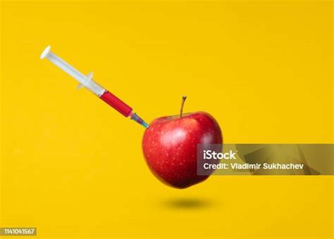 노란 배경에 주사기로 유전자 조작 된 빨간 사과 애플에 Gmo를 주입 하는 의료 주사기 과일 개념 최소한 Dna에 대한 스톡 사진 및 기타 이미지 Istock