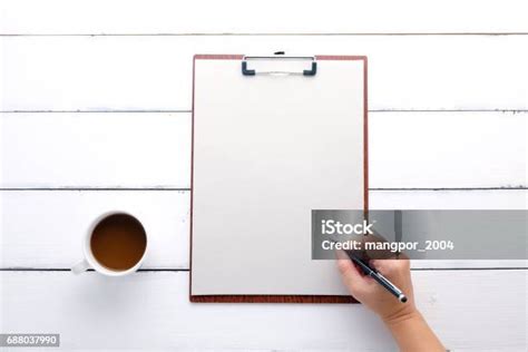 빈 클립보드에 손 잡고 펜을 종이 빈티지 화이트 나무 배경 템플릿 모의 커피 컵 재활용 평면 위치 최고 보기 종이에 대한 스톡 사진 및 기타 이미지 Istock