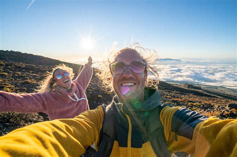 하와이 섬의 자연을 발견하고 일몰에 화산 위의 셀카 초상화를 찍는 쾌활한 젊은 부부 셀카에 대한 스톡 사진 및 기타 이미지 셀카 20 29세 2명 Istock